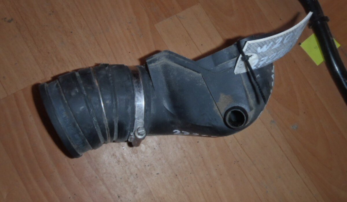 Патрубок W203 С-klasse Mercedes-Benz A1111411204