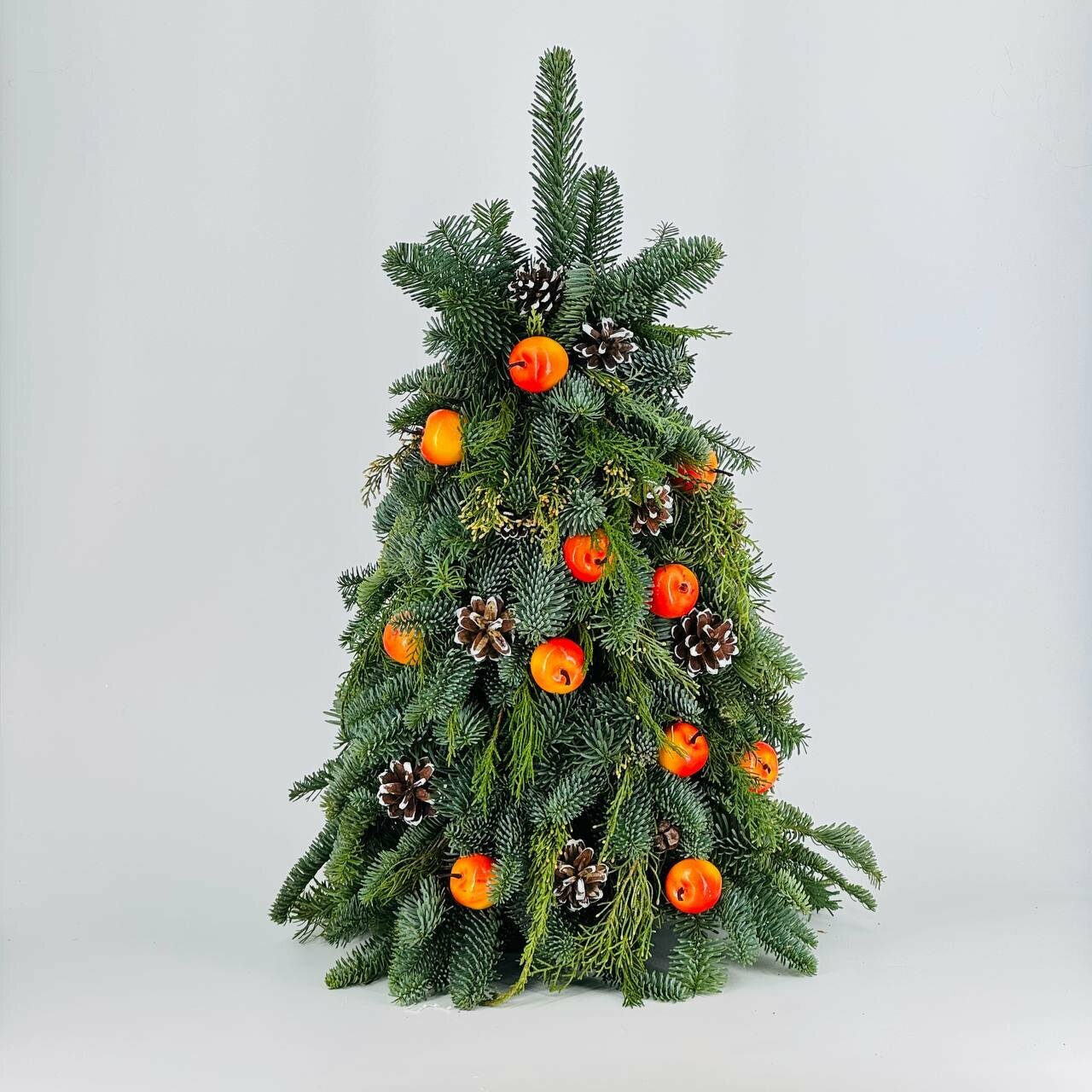 Новогодняя ель 60 см ручная работа из живой хвои нобилис с декоративными яблоками и шишками