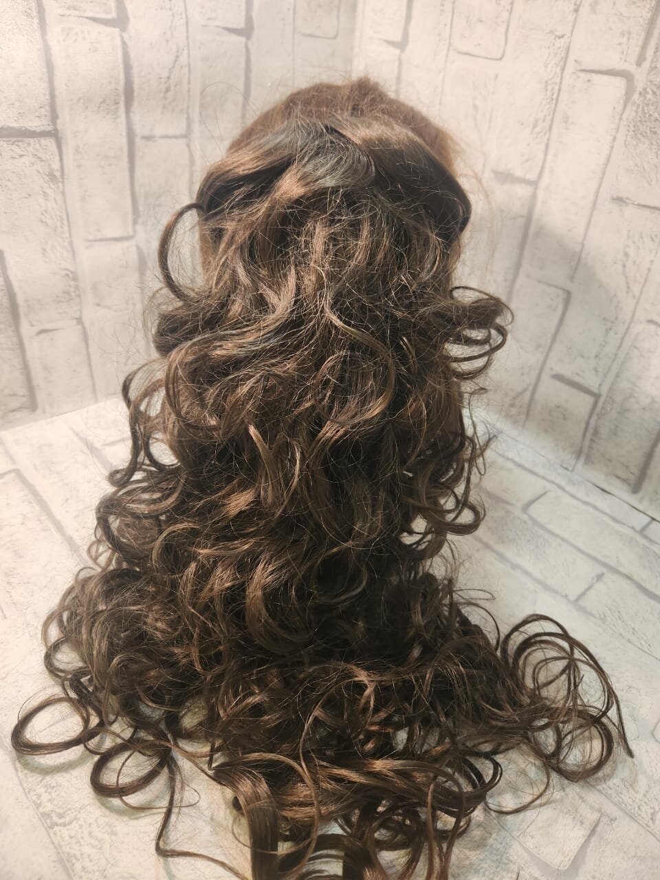 Хвост-шиньон Eva на крабе, имеет кудрявую структуру, выполнен из премиум материалов, имеет цвет Светло-коричневый