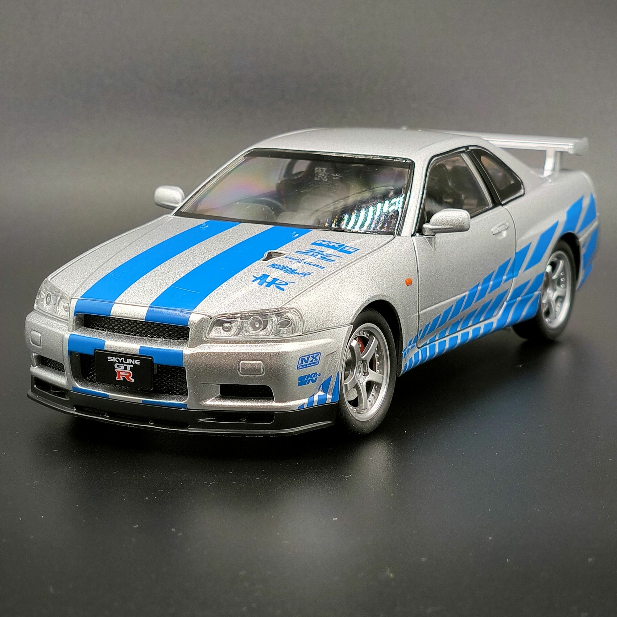 Машина металлическая Nissan Skyline GTR 34 (1:24) с световыми и звуковыми эффекты
