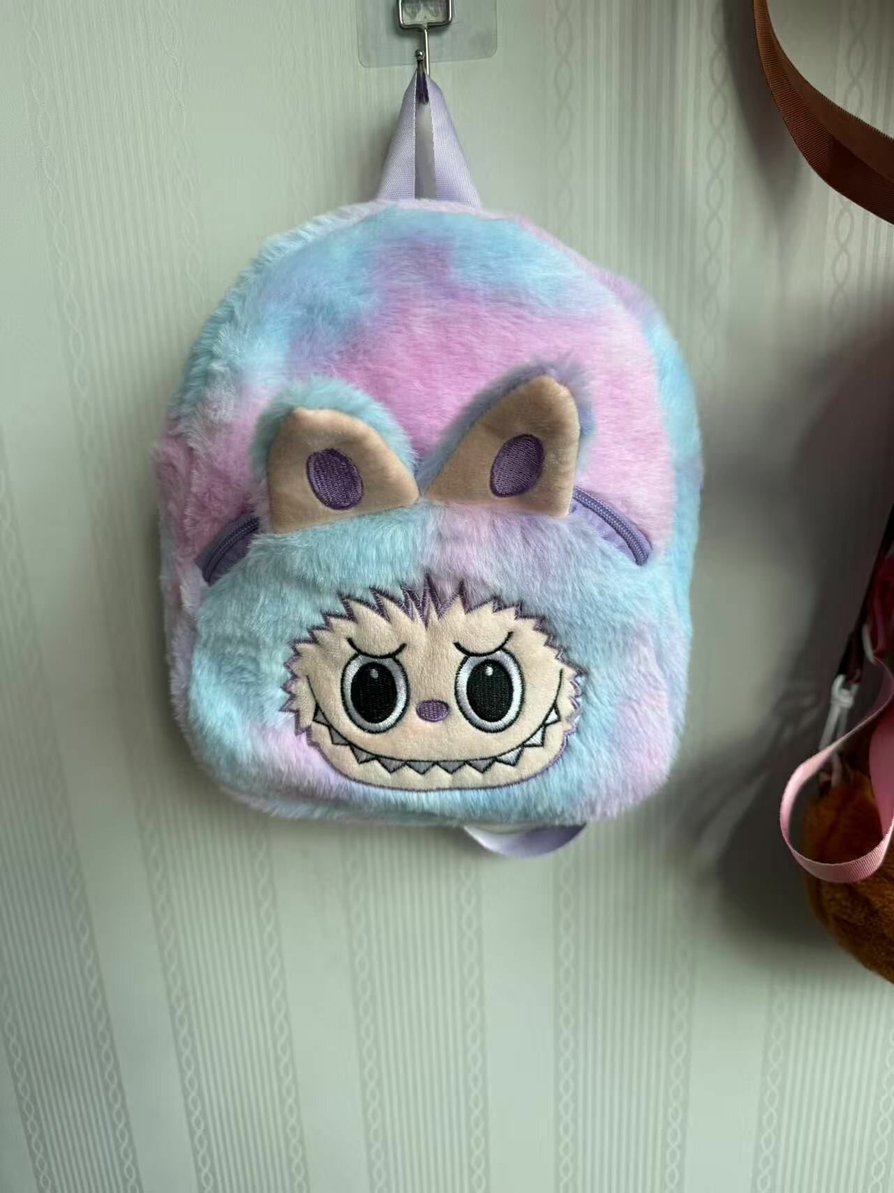 Плюшевый детский рюкзак Поп Март Лабубу, мягкий ранец для детского сада 26x23x9 см (унисекс, полиэстер, большая вместимость)