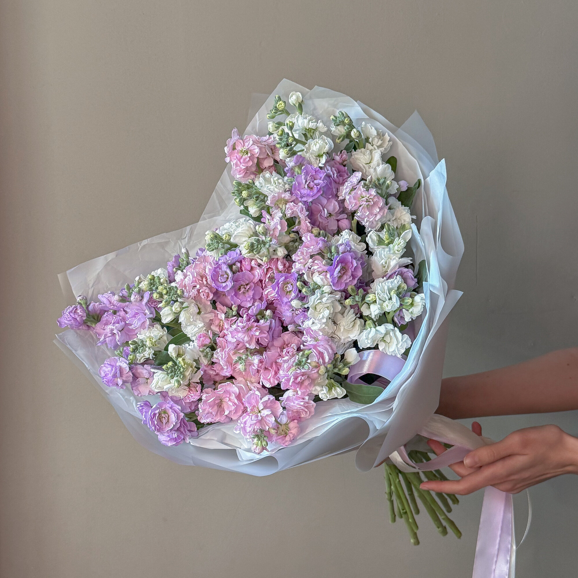 Ароматный букет из маттиол микс в авторской упаковке, Veresk 817