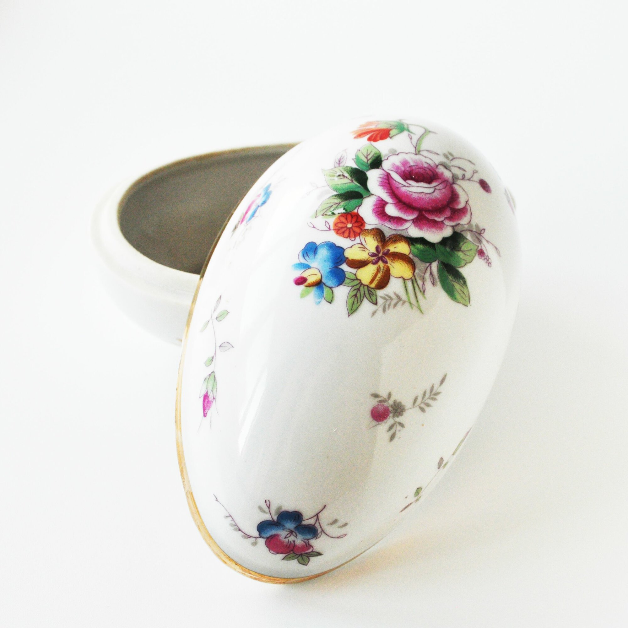 Винтажная шкатулка в виде яйца "Летний букет". Фарфор, деколь, золочение. Франция, середина ХХ века.