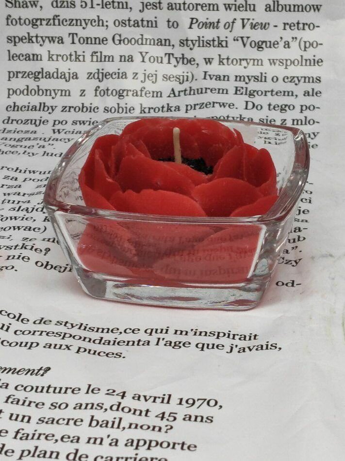 Свеча "Ранункулюс", ручная работа, красный цвет, в подсвечнике