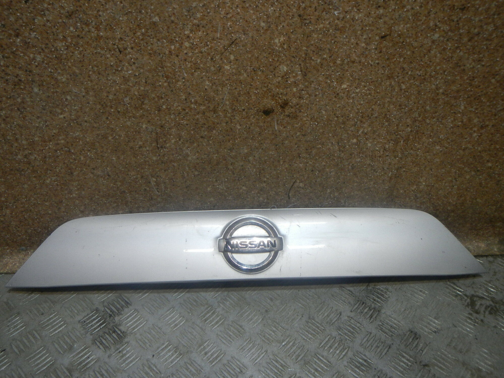 Б/У Накладка двери багажника, Nissan (Ниссан)-QUASHQAI (13-) NISSAN QUASHQAI (13-) Царапины, сломано 3 крепления, трещин...