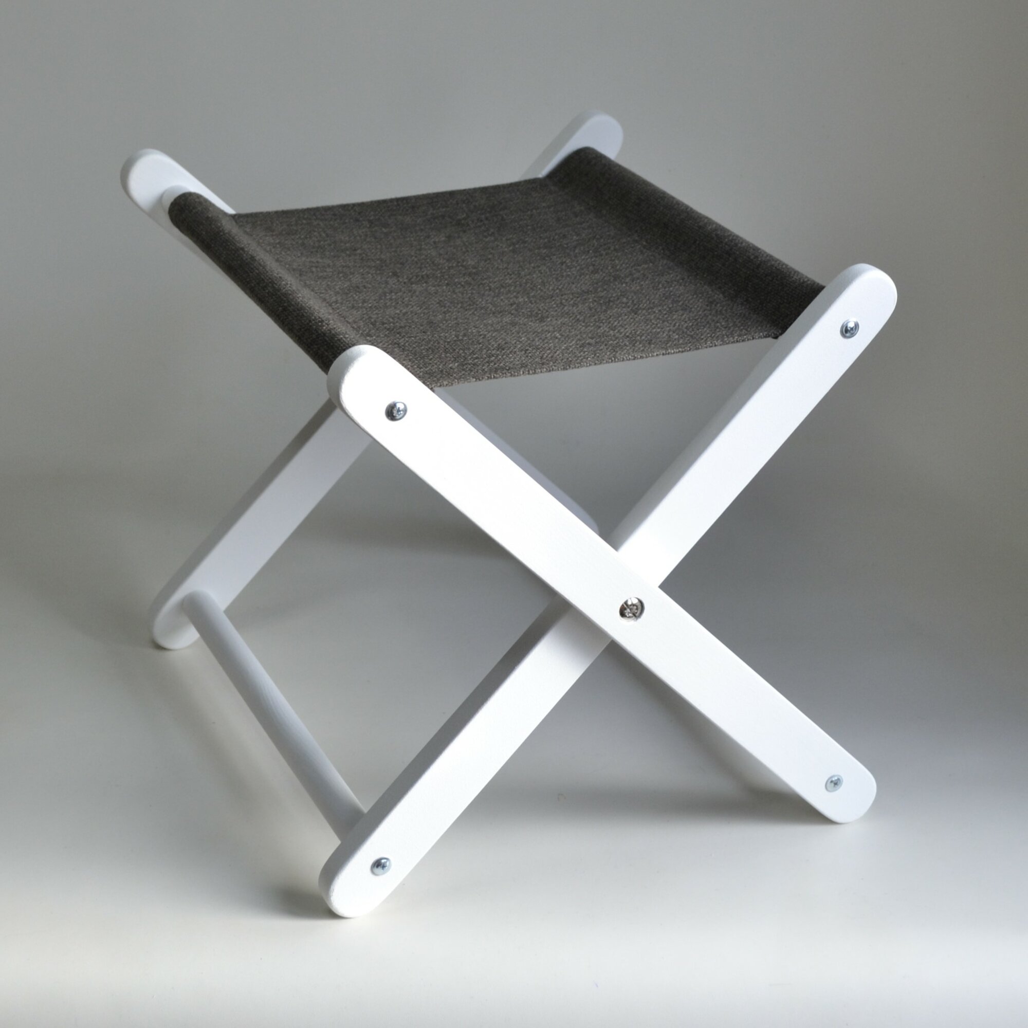 Подставка для сумок из светло-коричневой рогожки с белой деревянной основой