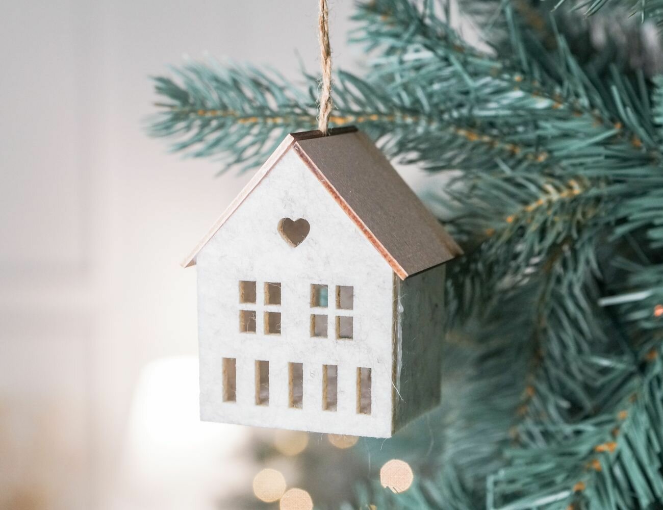 Ёлочная игрушка фетровый домик, белый, 9 см, Koopman International DH8060730-1