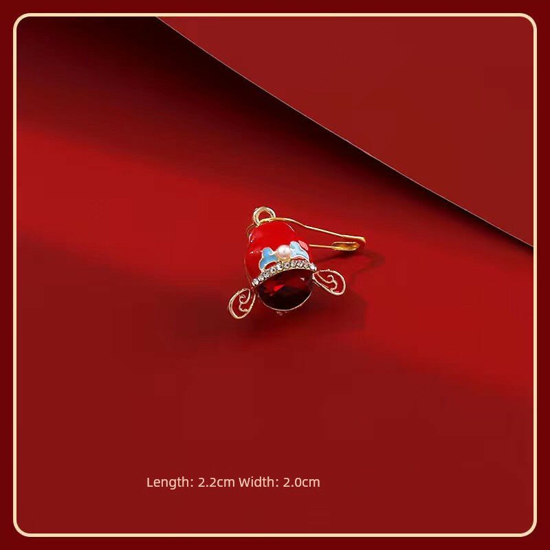 Новые декоративные элементы для свадебных туфель: красные шнурки, подвеска в виде свадебного героя, праздничная пряжка