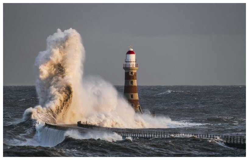 Постер / Плакат / Картина Маяк и волна 50х70 см в подарочном тубусе