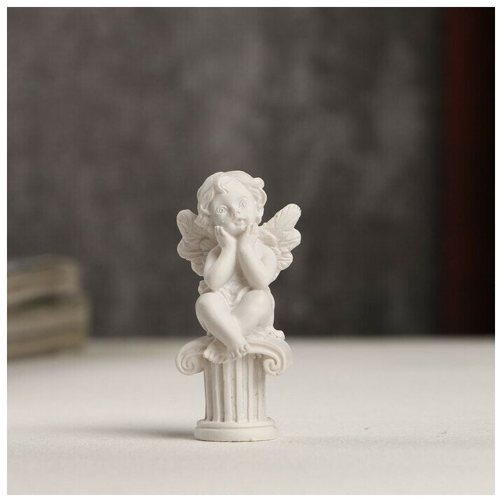 Сувенир полистоун 'Белоснежный ангелочек на колонне' 5,5х2,4х2,6 см