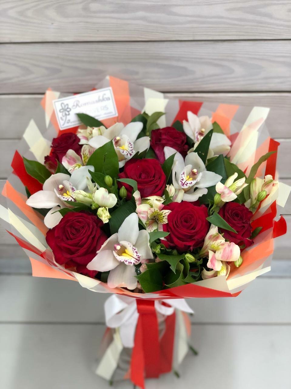 Букет из красных роз и орхидей «Манящий закат» - WOW (до 50 см)