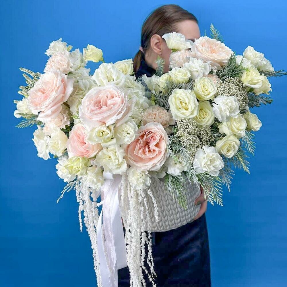 Корзина с цветами для влюбленных. Цветы в коробке 764N