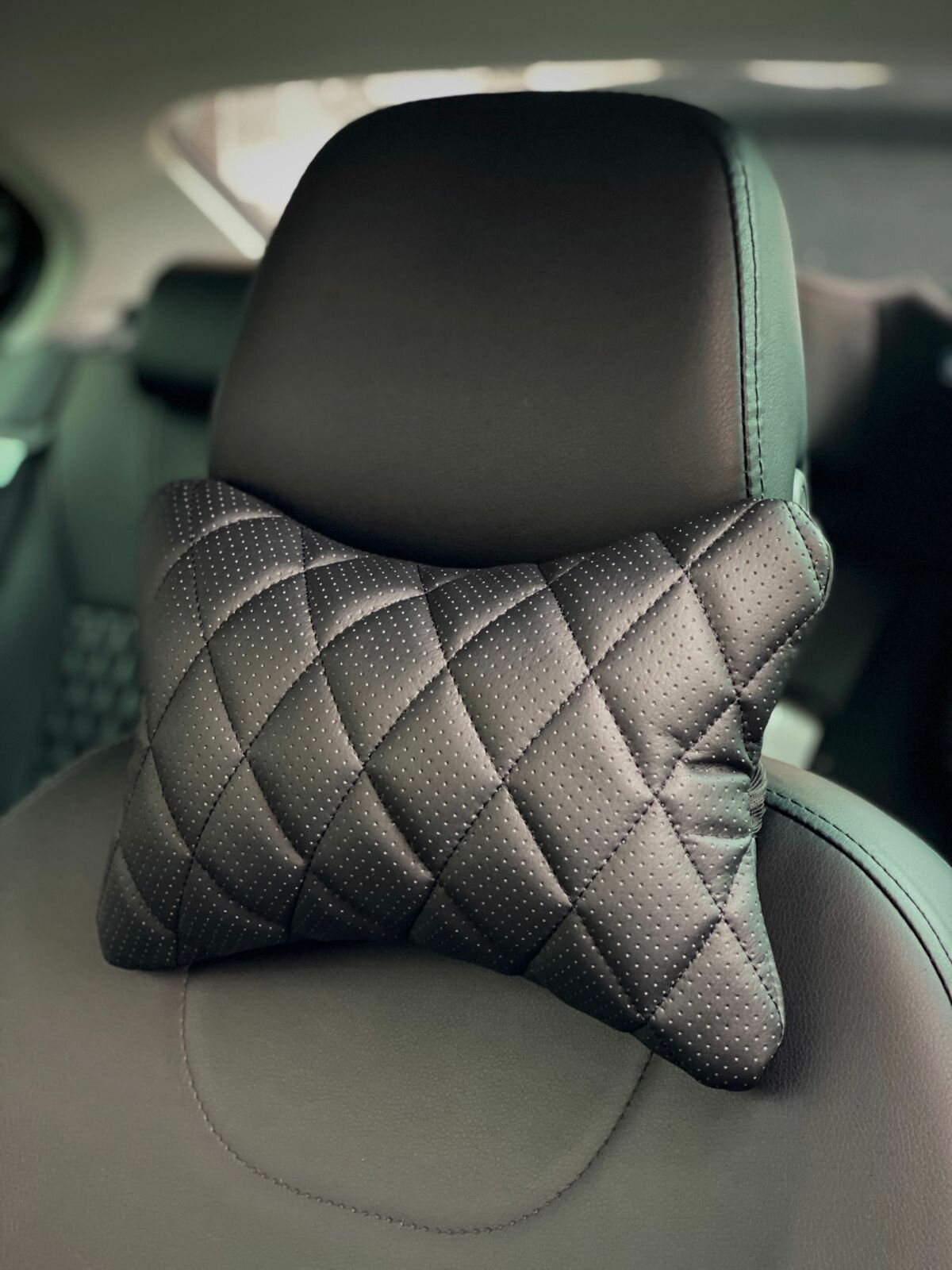 Подушка автомобильная из экокожи под голову, подголовник в машину для водителей