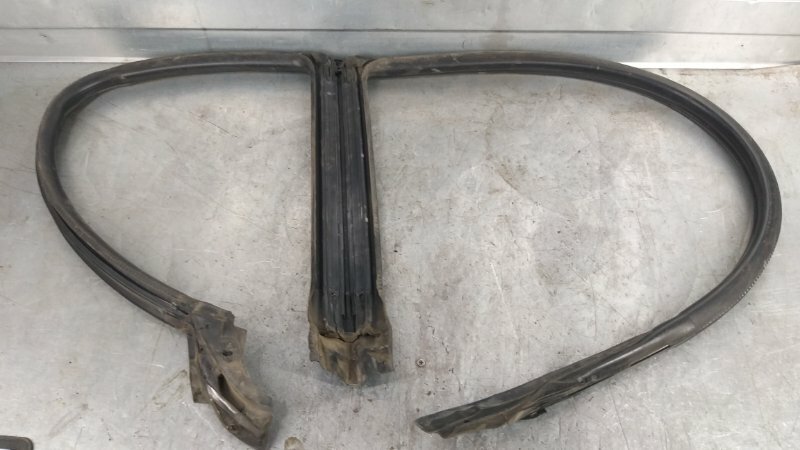 Уплотнитель левый Subaru Impreza GF1 EJ15 — фото 1