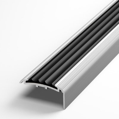 Угловая противоскользящая накладка на ступени Лука ПУ 71, 40х20 мм, длина 2,7 м, алюминиевая анод серебро 01л, вставка из ПВХ черная 470