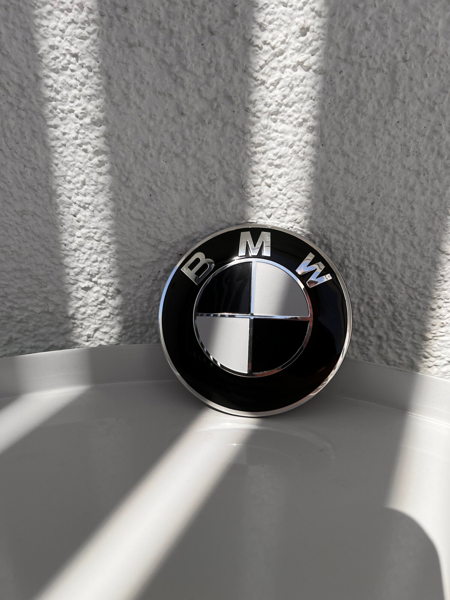 Эмблема BMW на капот и багажник бело-черная 82 мм 51 14 8 132 375 51148132375