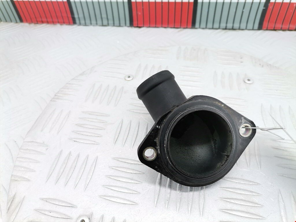 Корпус термостата Volkswagen Passat 5 030121121B арт. 1669233