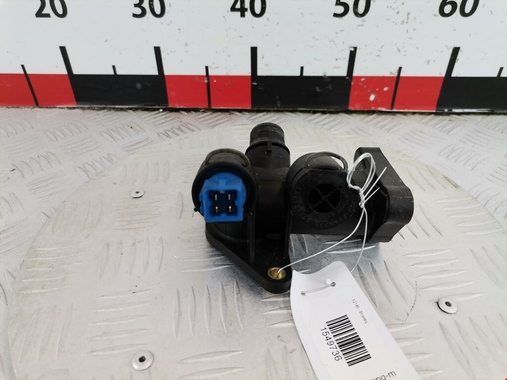 Фланец (штуцер системы охлаждения тройник) Volkswagen Passat 5 058121132 арт. 1549736