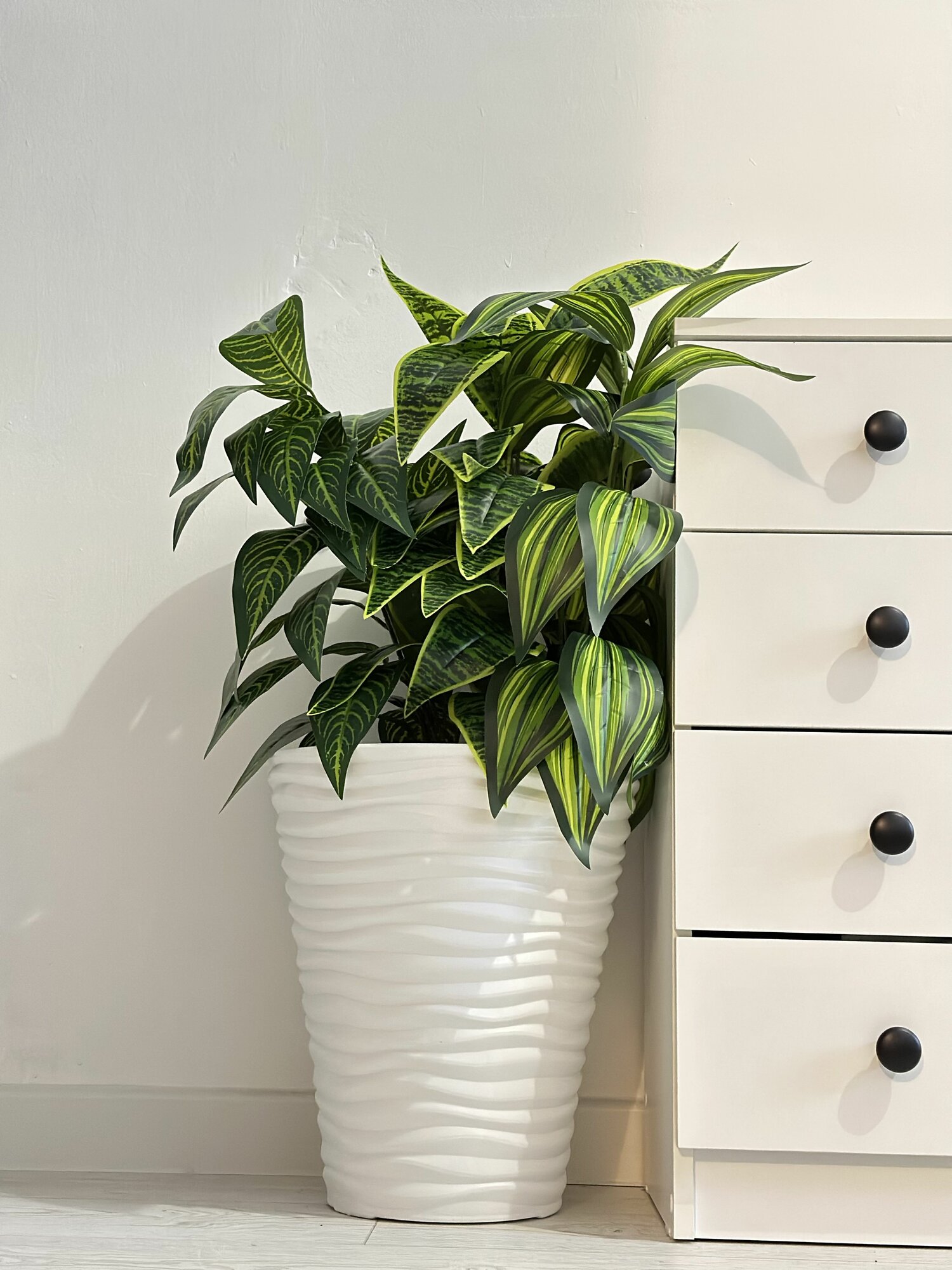 Искусственное дерево в напольном горшке кашпо, листья силикон.