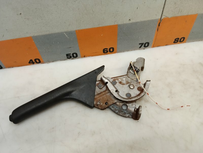 Б/У ручник, Мазда 626 GE Рычаг стояночного тормоза Mazda 626 1997 GE 286507 MAZDA арт. BC1D44010