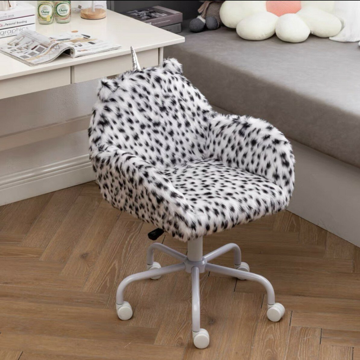 Интерьерное кресло на колесиках Rainbow Unicorn (Черно-белый)