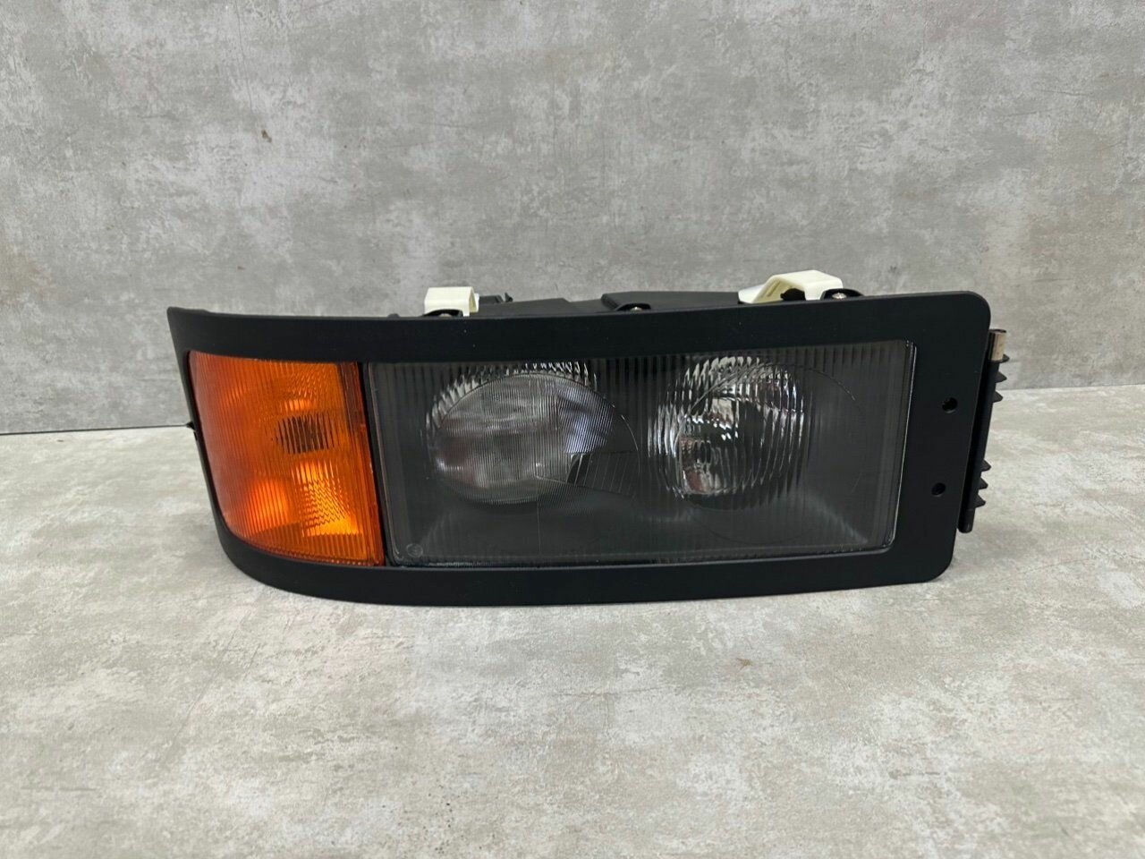 Фара правая MAN F2000