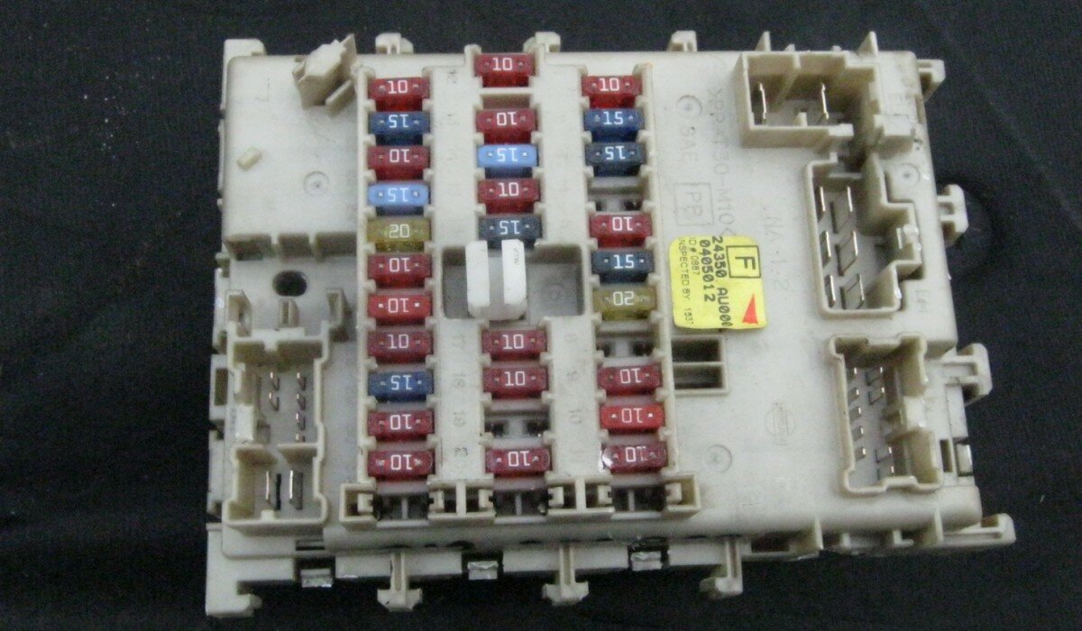 Блок предохранителей Primera P12E Nissan