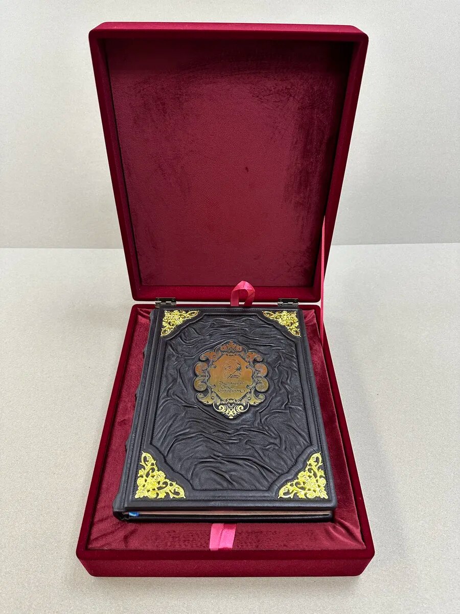 Омар Хайям (подарочная кожаная книга в бархатном футляре)