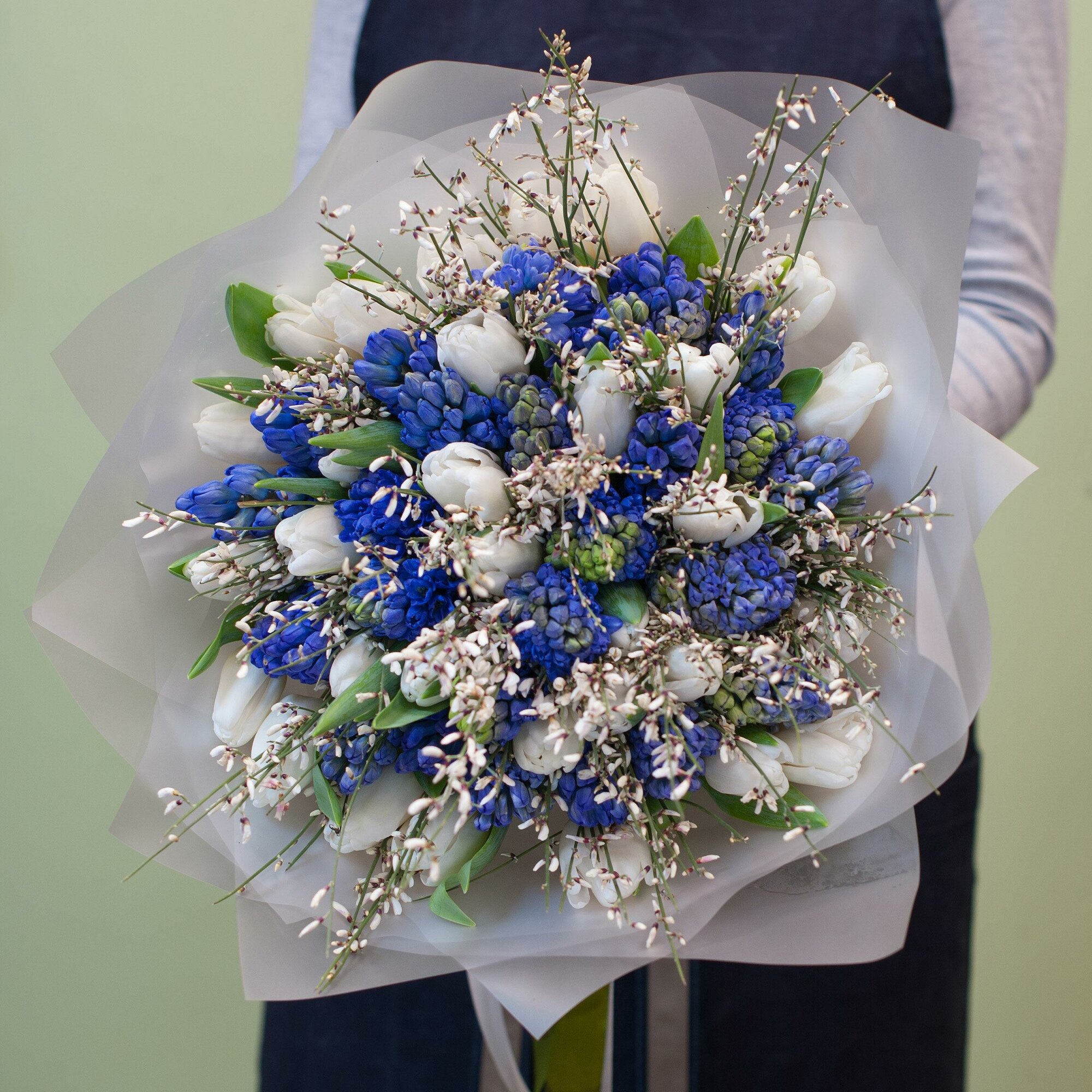 Букет "Черничное Мороженое", гиацинт, тюльпан, гениста, голубой, 57 цветов