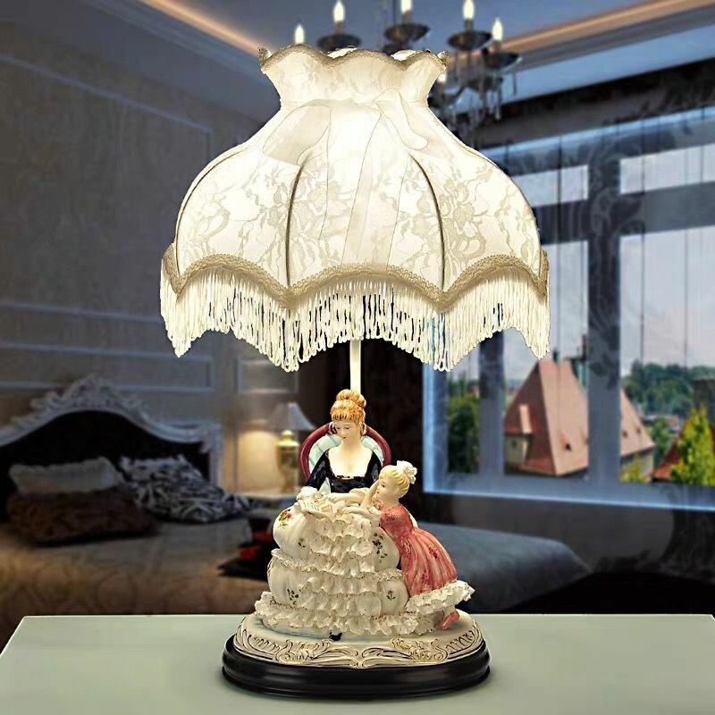 Настольная лампа с фарфоровой статуэткой , Мать и дочь читают , Статуэтка