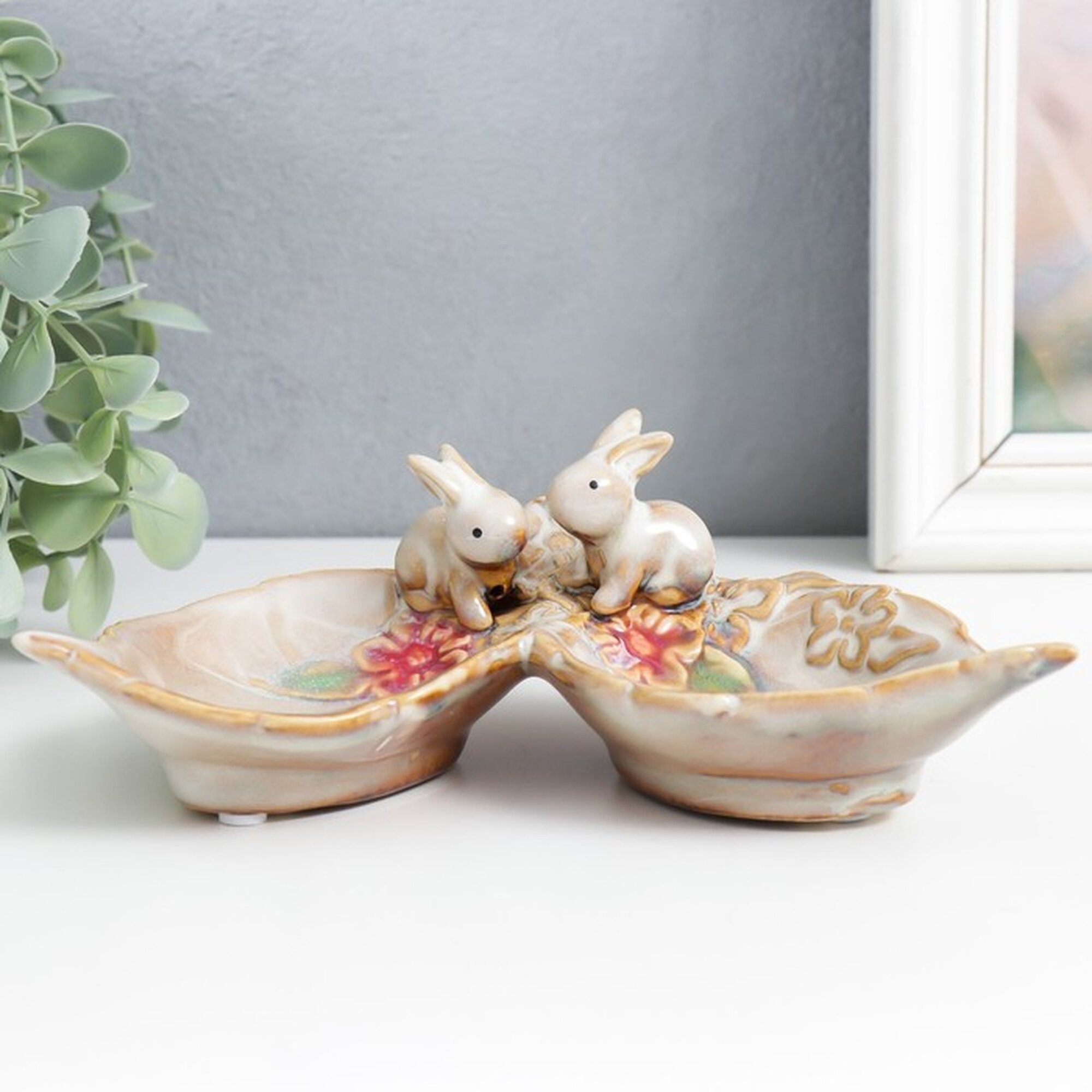 Подставка Сима-ленд "Зайчики у цветов", керамика, бежево-коричневая, 11,5x17x6 см