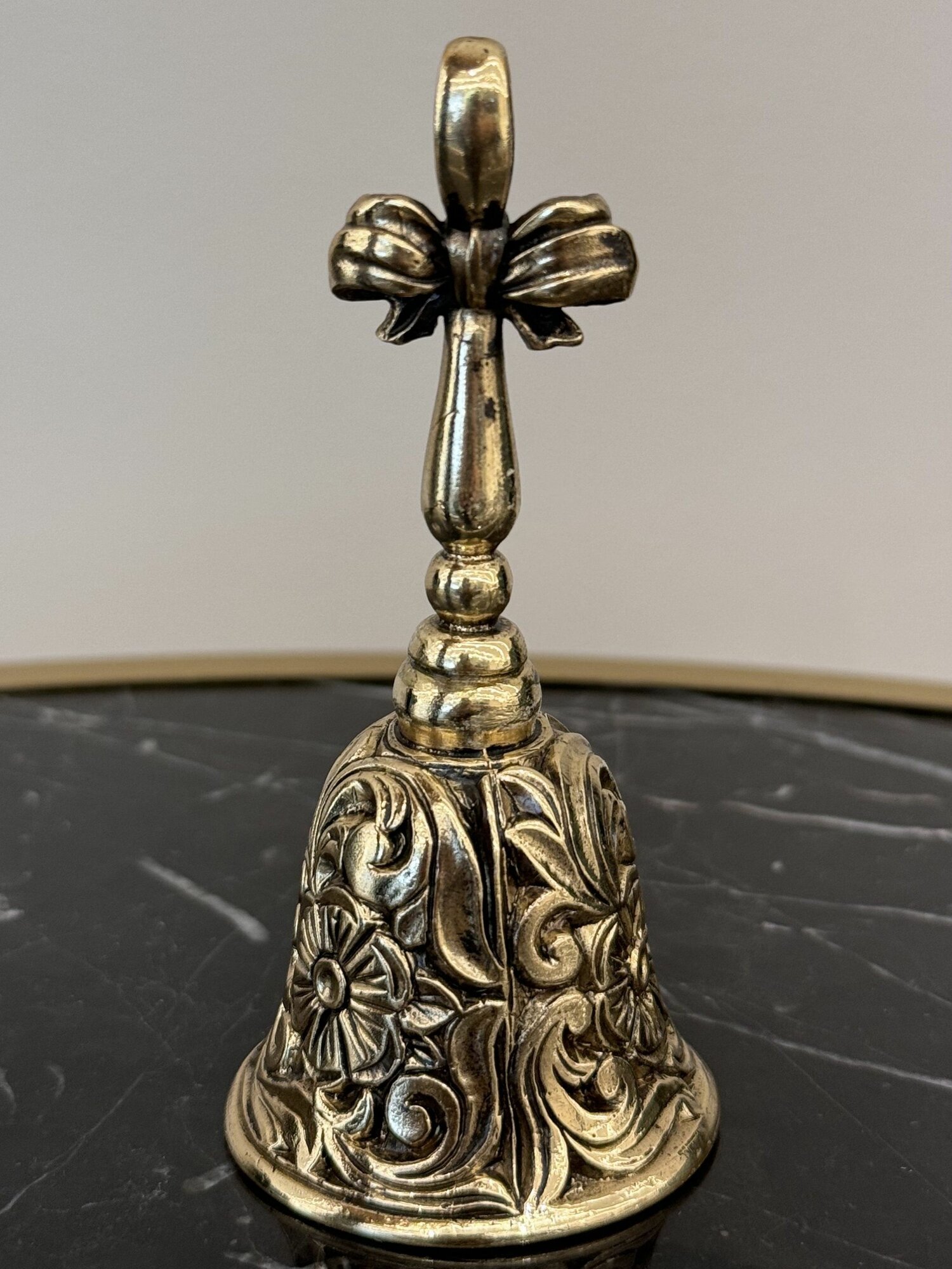 Колокольчик с бантом Аля Ажур для интерьера и декора, сувенир подарочный, бронзовое литье