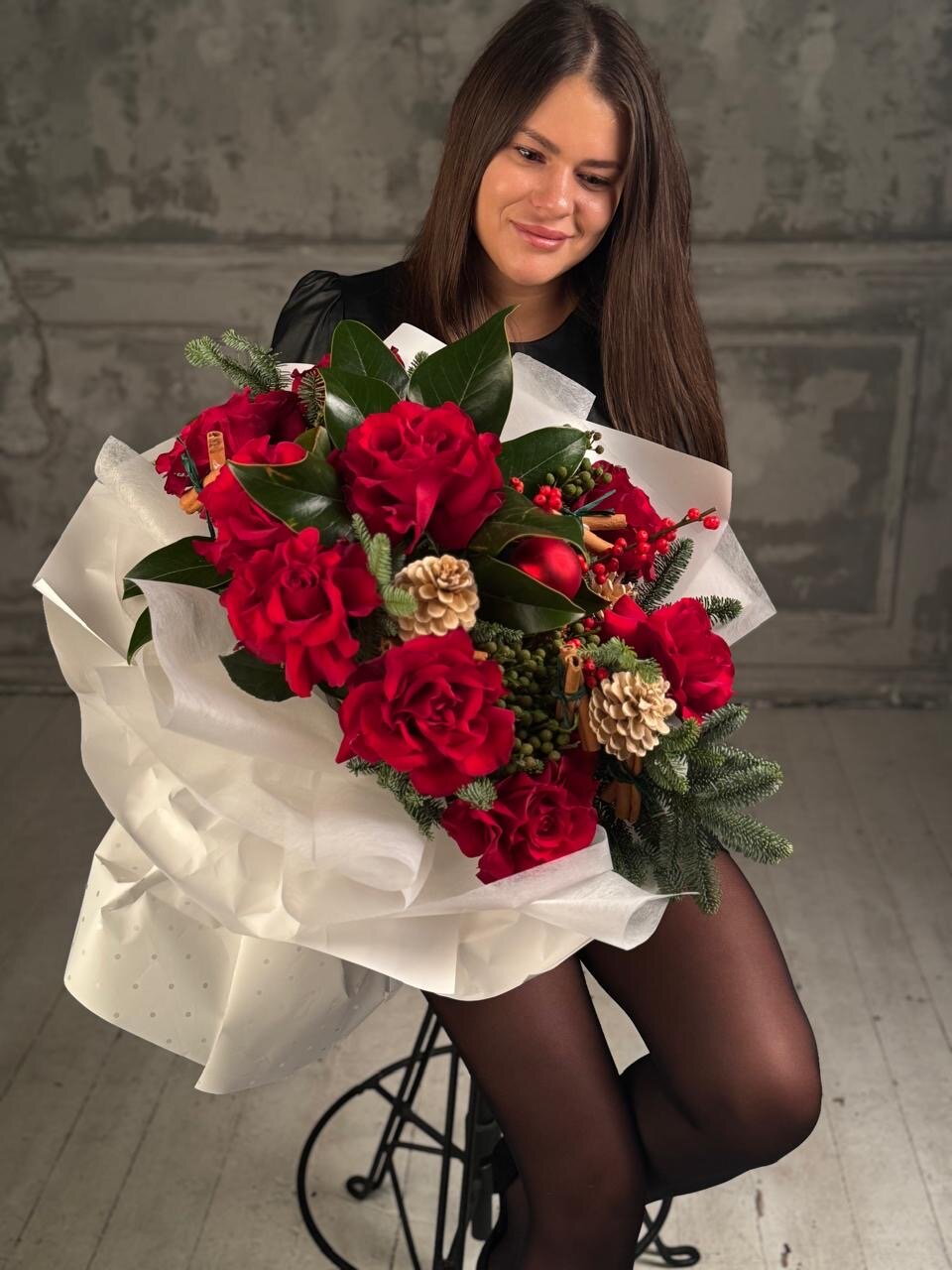 Зимний букет с красными розами, магнолией и сосновыми шишками "С Рождеством"