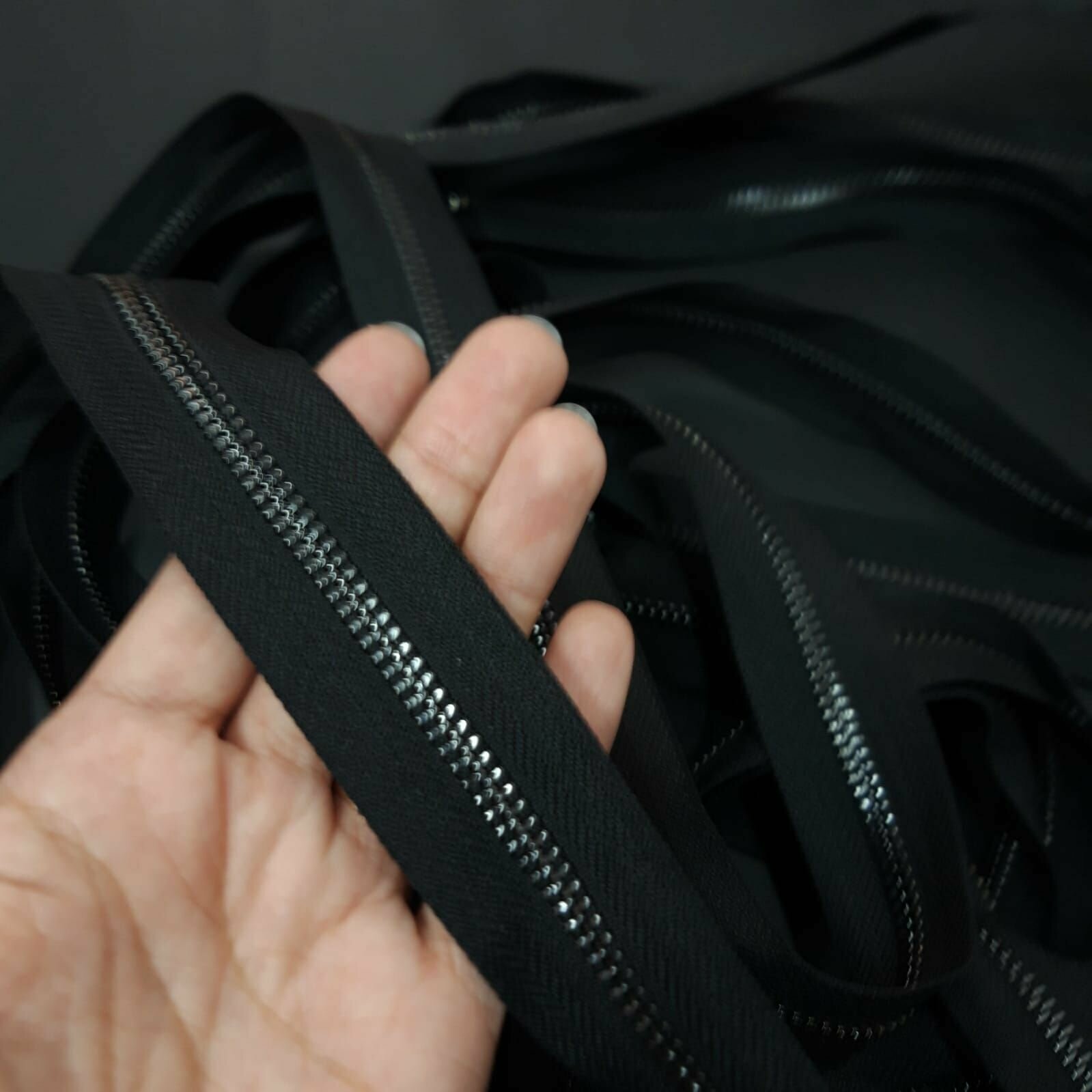 Молния YKK №5, состаренное серебро/черный, 1 метр.