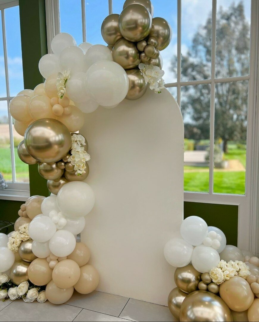 Лаконичная универсальная фотозона из воздушных шаров