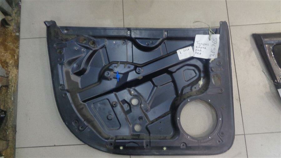 Панель двери передней левой от Volkswagen Touareg 2002-2010