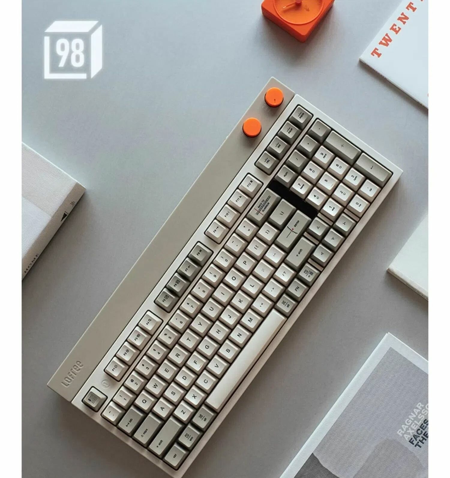 Квадратная 98-клавишная механическая клавиатура с тремя режимами подключения - в ретро-сером цвете