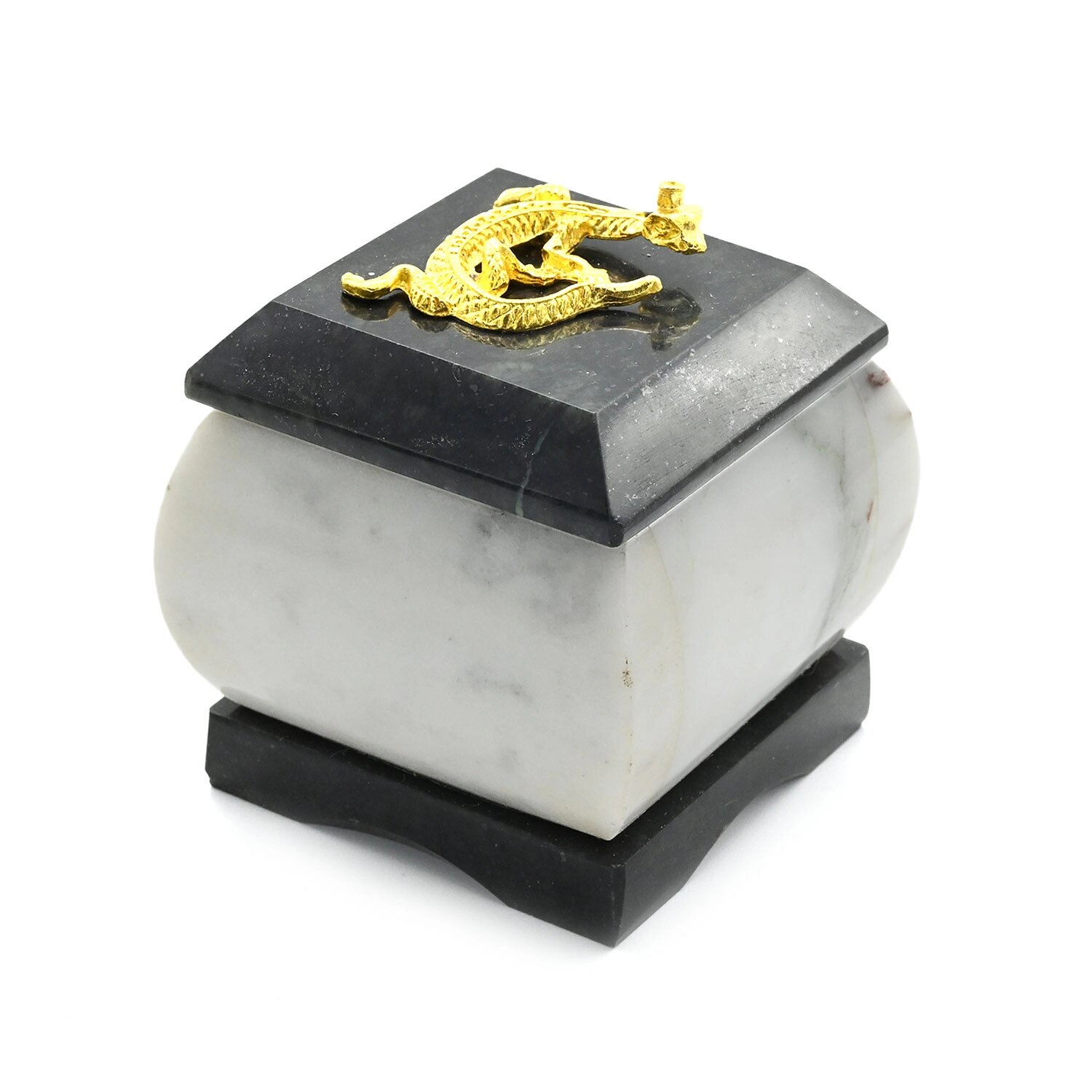 Шкатулка из мрамора с ящерицей 55*55*65мм .