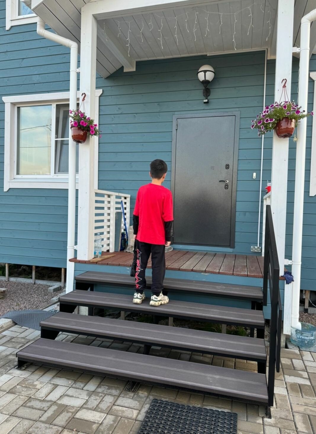 Лестница-крыльцо 4 ступени, с ступенями ДПК, перила с одной стороны. Ширина 2.5м. Высота 70 см.