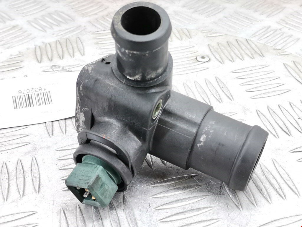 Фланец (штуцер системы охлаждения тройник) Volkswagen Passat 5 028121132 арт. 1832076