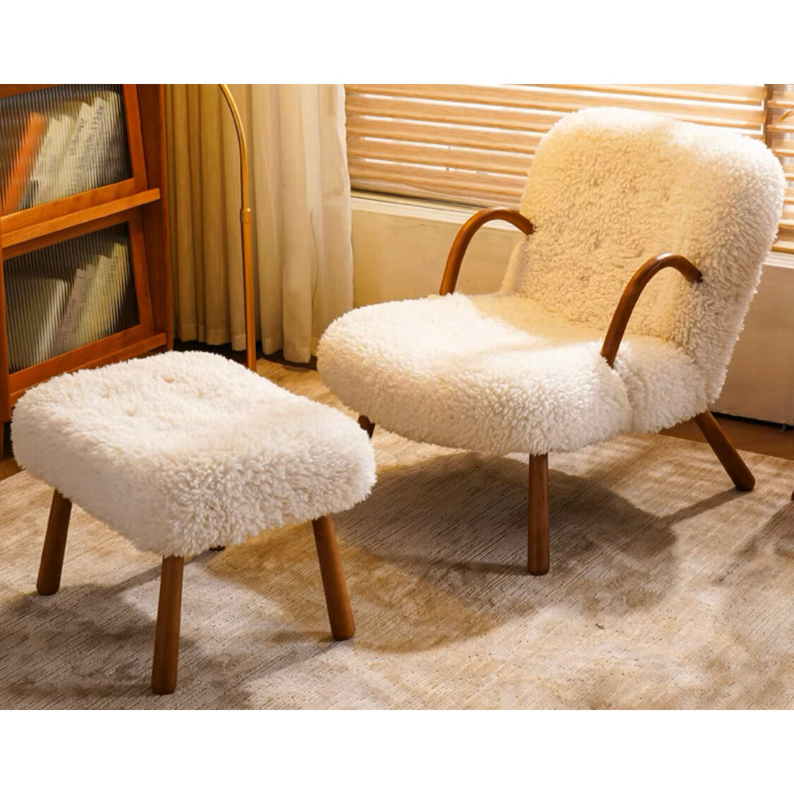 Кресло Fluffy (Кресло с пуфом для ног / шерсть молочного цвета, дерево темный орех)