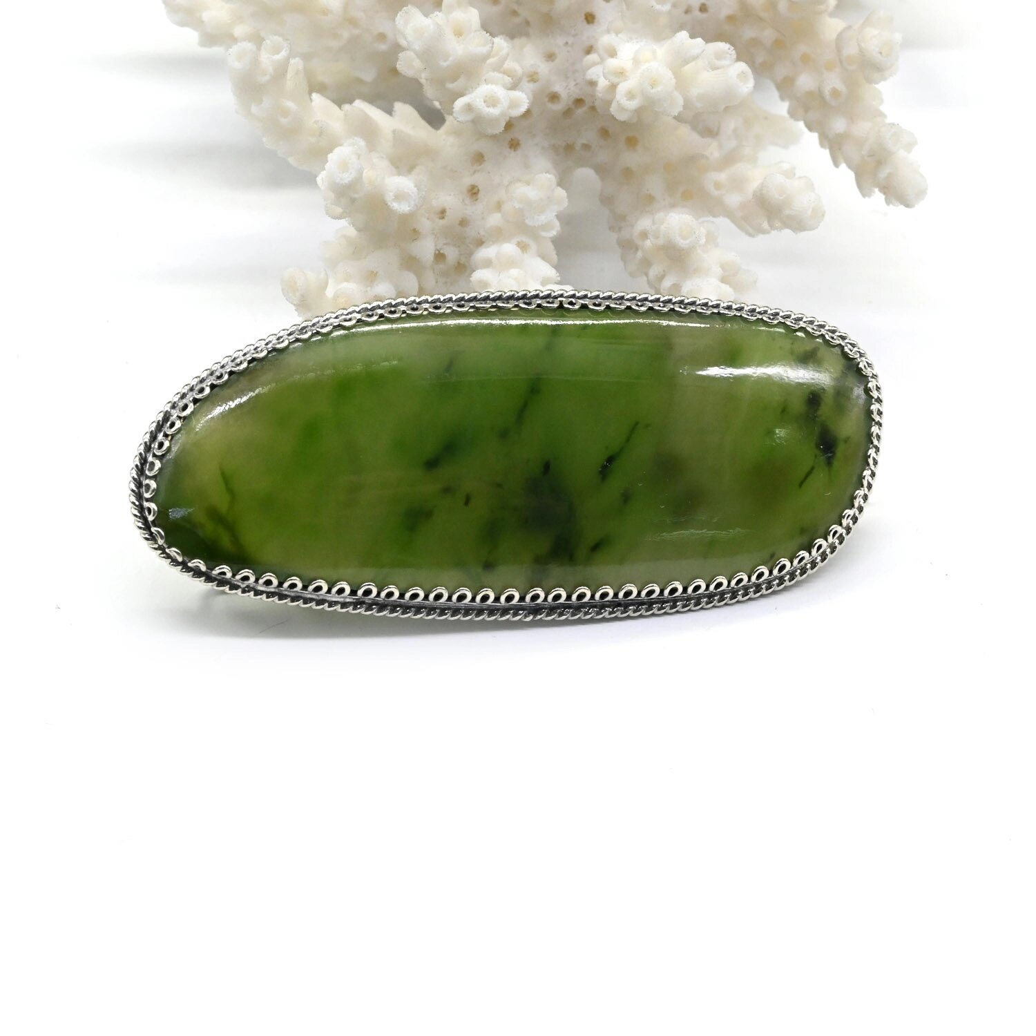 Брошь, нефрит