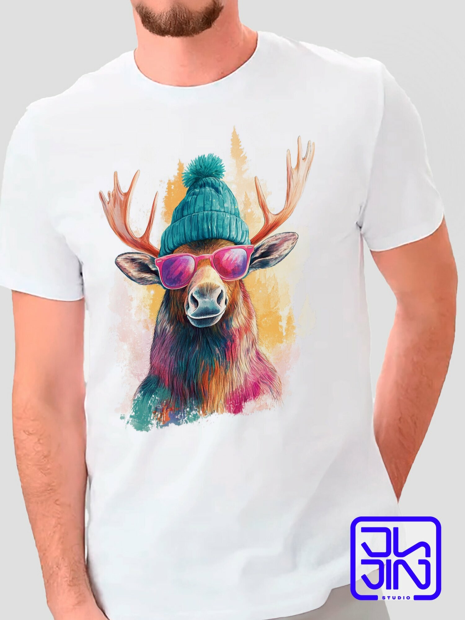 Футболка классическая мужская с авторским принтом Смешной пестрый лось в разноцветных очках и синей шапке в ярком лесу, белый хлопковый трикотаж с прикольным рисунком на груди