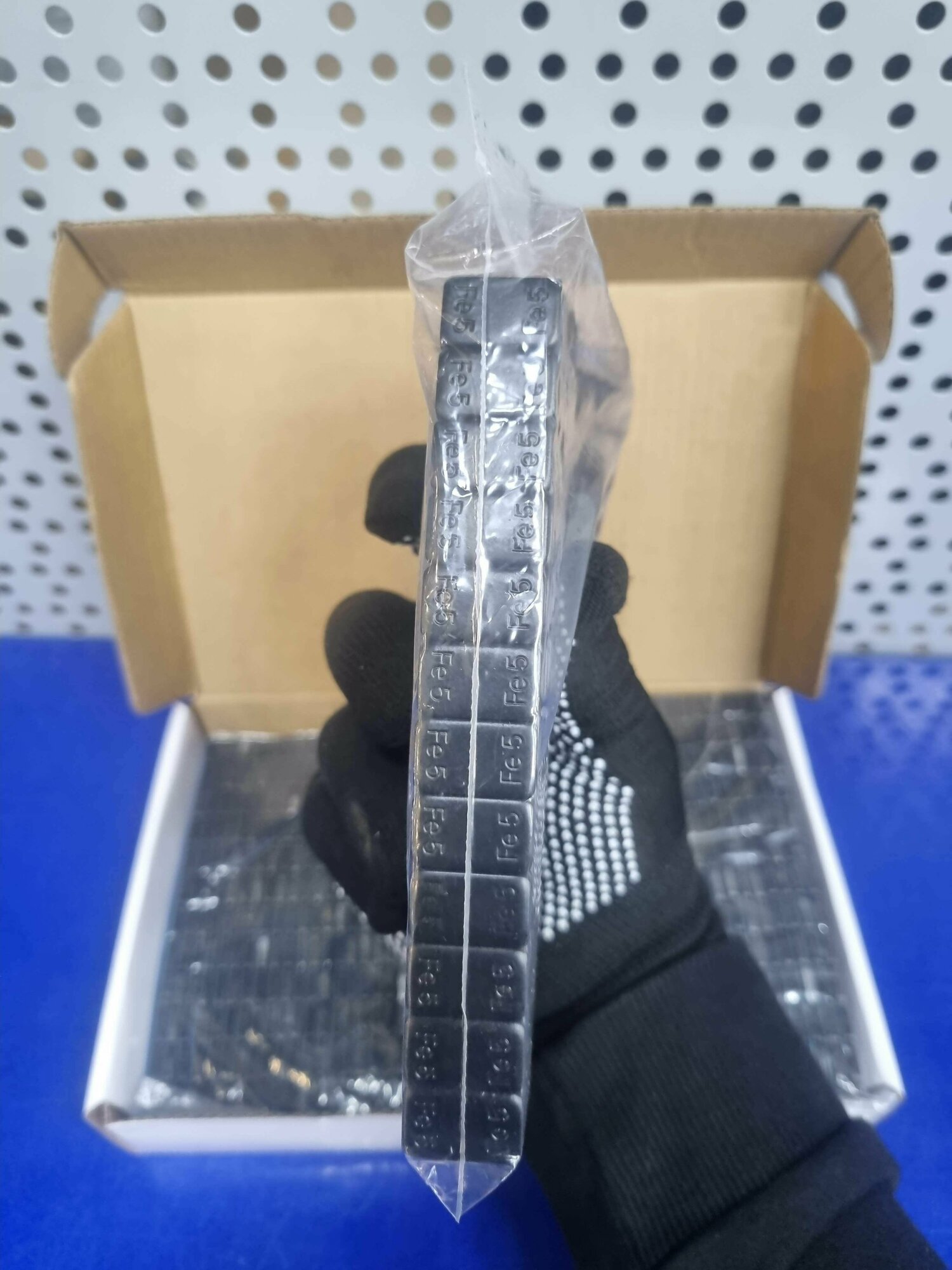 Грузики балансировочные самоклеющиеся черные железные "Fe" 200 шт