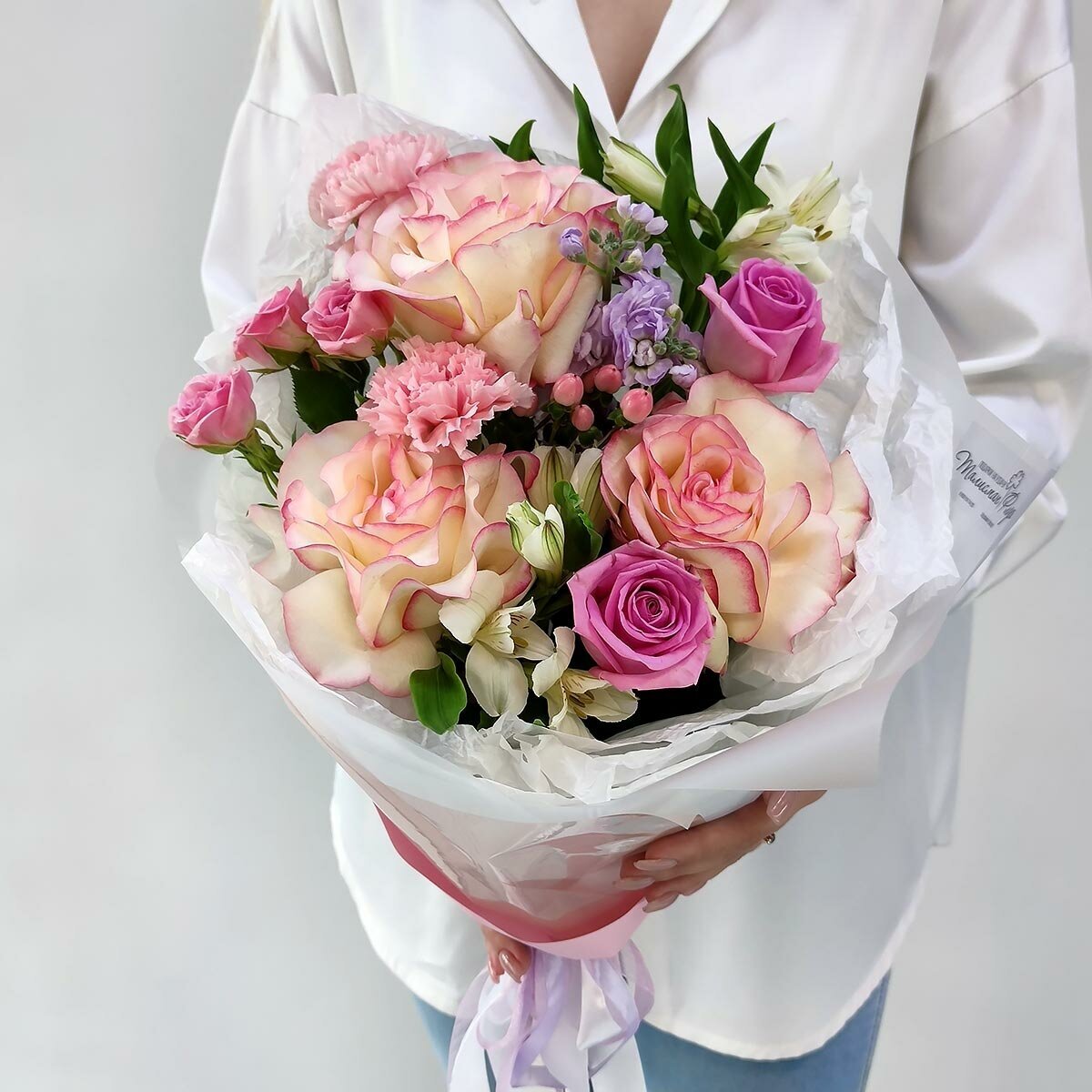 Букет Талисман Флора "Бархат твоих губ", французские розы, 13 цветов, высота 45 см, подарочный