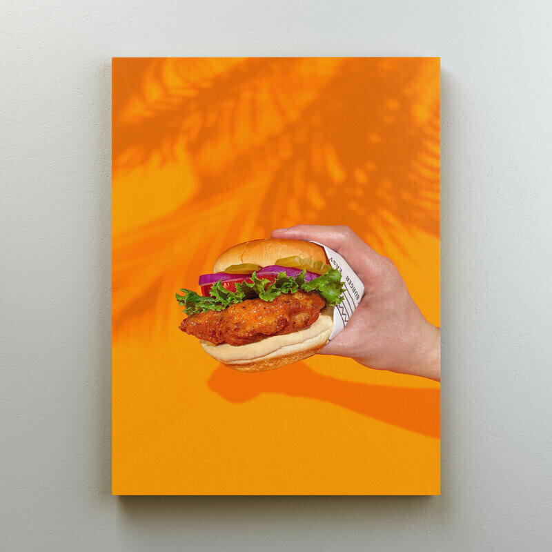 Интерьерная картина на холсте "Сочный мясной бургер - для кухни, кафе и рестораны" размер 22x30 см