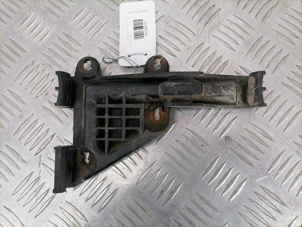 Кронштейн (крепление) переднего бампера правый Audi 80 B4 8A0807284 арт. 1628418