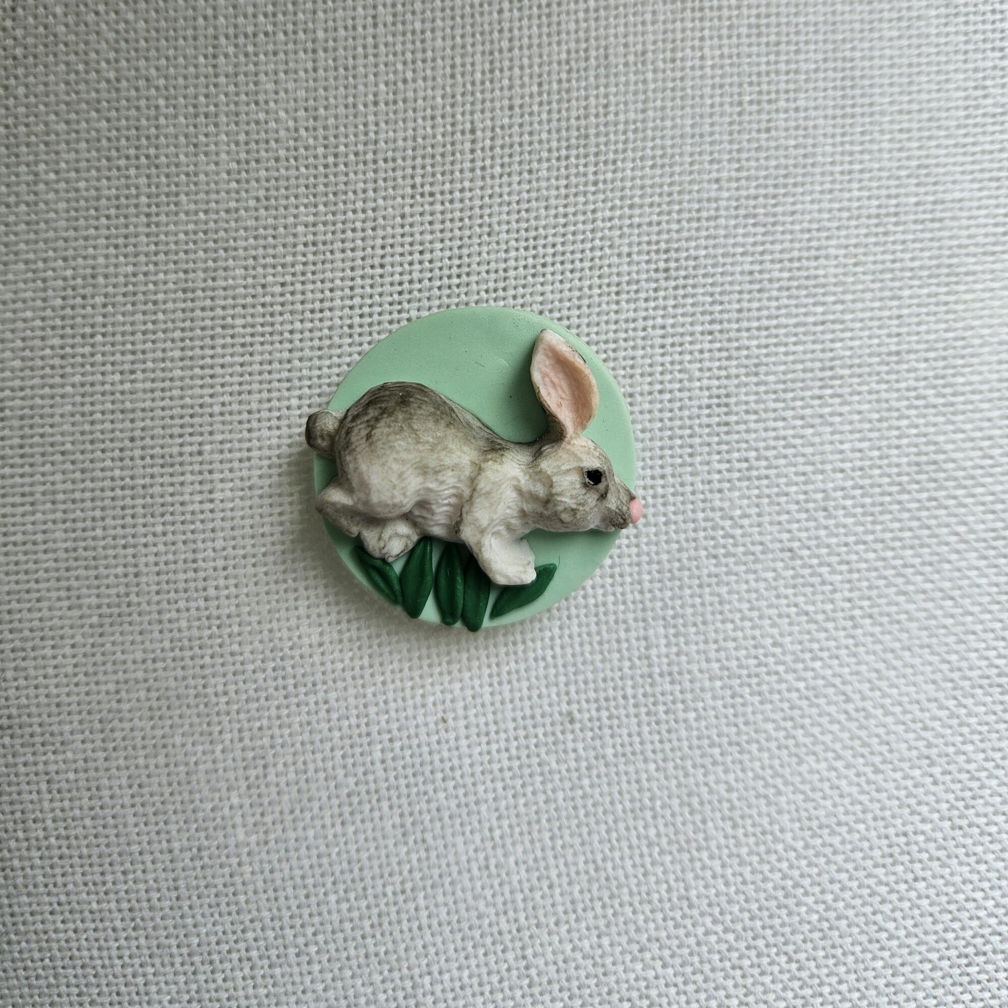 Игольница-магнит/магнитный держатель "Заяц на лугу"