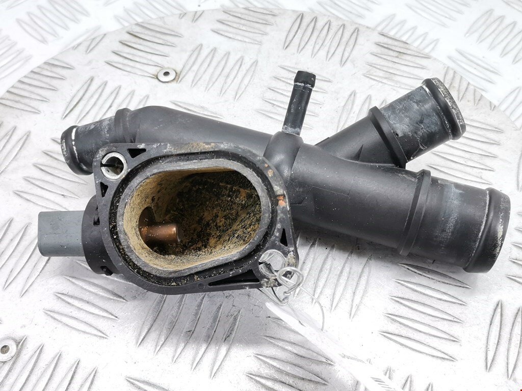 Фланец (штуцер системы охлаждения тройник) Volkswagen Passat 6 03L121132Q арт. 1873955
