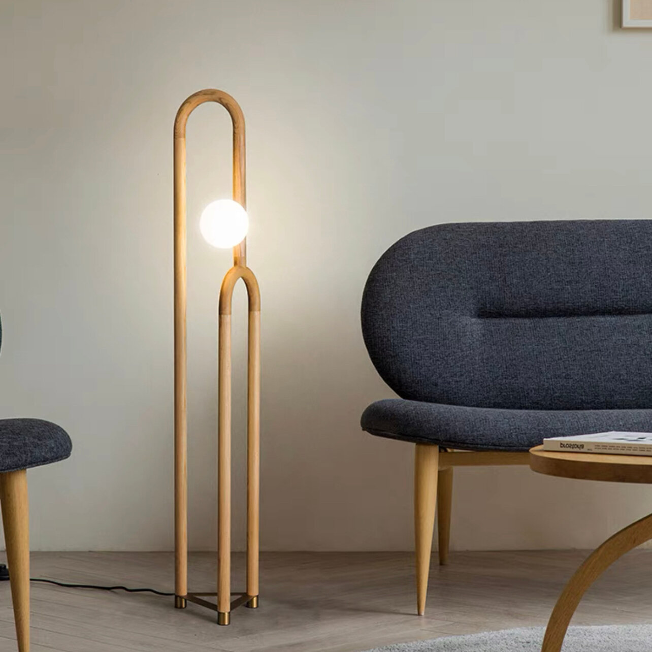 Интерьерный торшер Aguilo (светлое дерево)